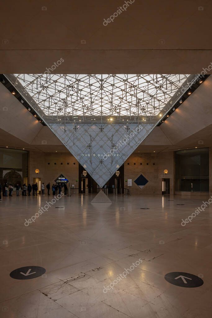 Museo del Louvre. Vista de la pirámide invertida dentro del callejón ...
