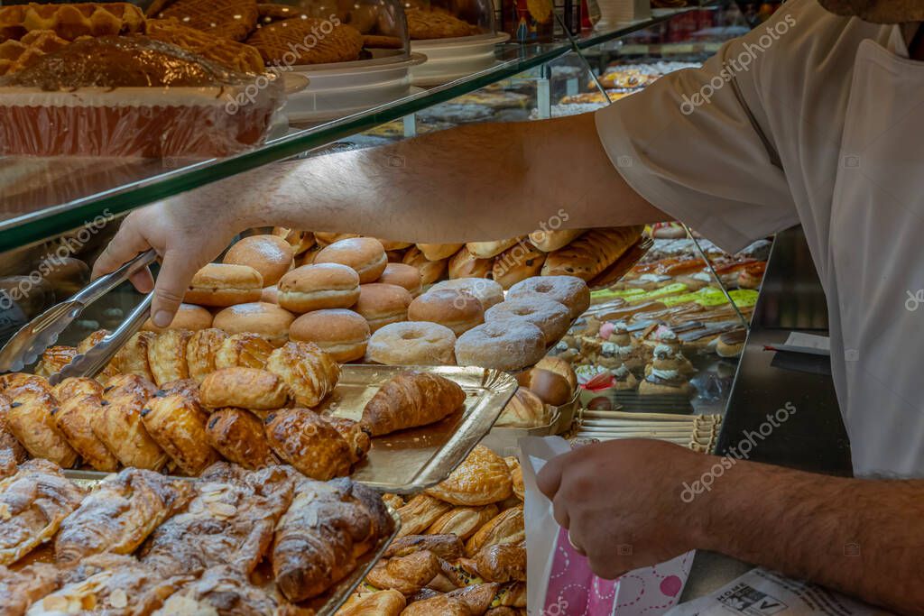 Panadero artesanal y pastelero. Detalle de panes en una panadería 2022