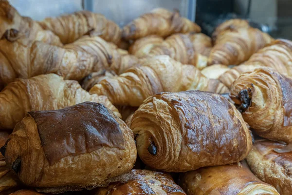 Panadero artesanal y pastelero. Detalle de la repostería mixta en una ...
