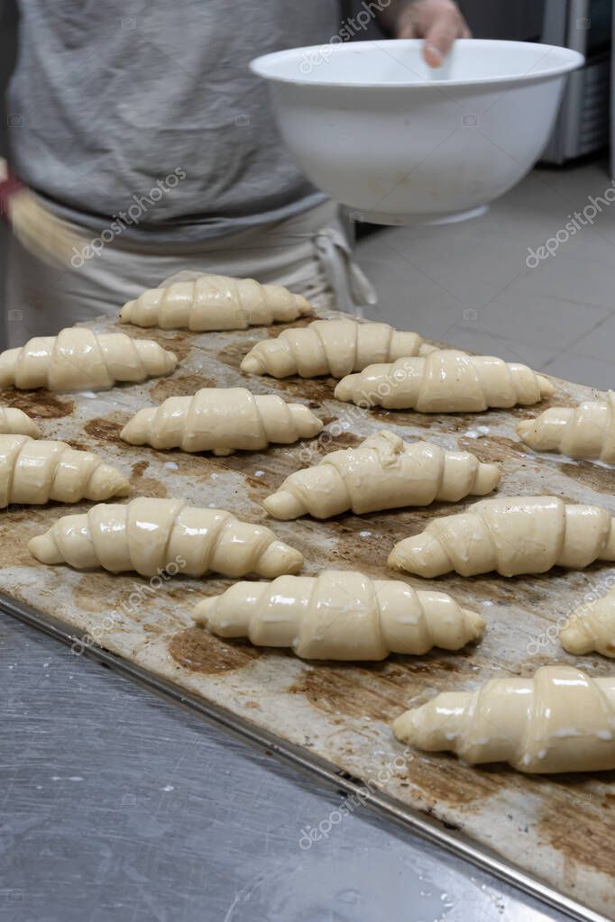 Panadero artesanal y pastelero. Cocinero panadero preparando croissants ...