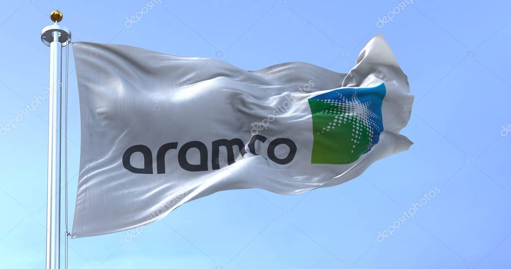 Dhahran, SA, marzo de 2022: La bandera de la compañía petrolera Aramco ...