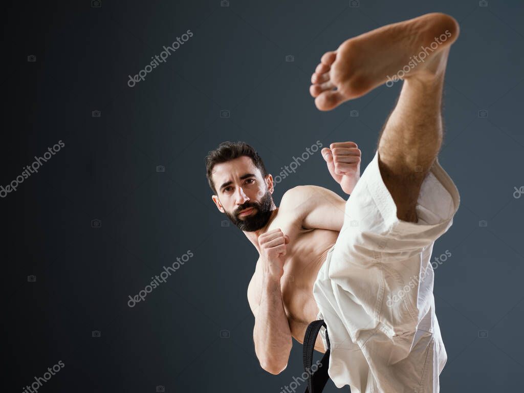 Un instructor de karateka Sensei entrena solo en su dojo; y realiza una ...