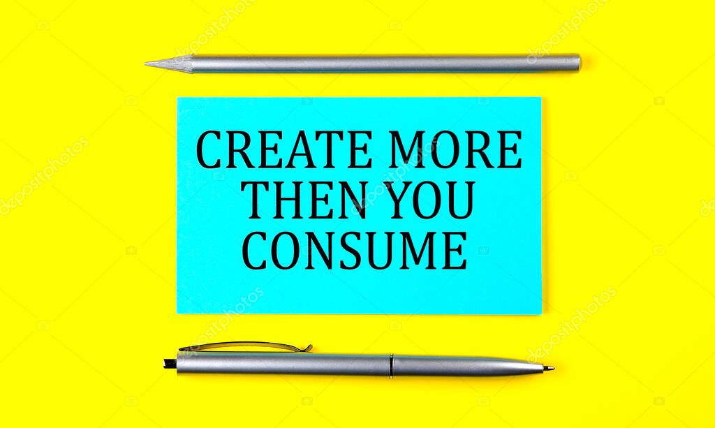 text Crea más de lo que consumes en la pegatina azul sobre fondo ...
