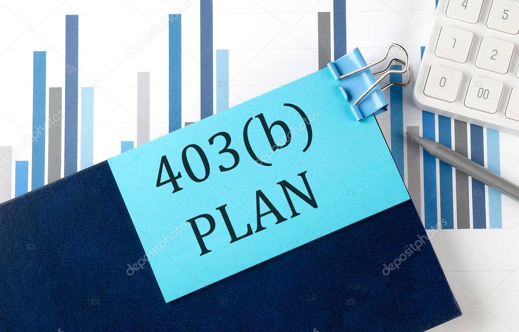 403 b PLAN en nota adhesiva en cuaderno en el fondo del gráfico 2022