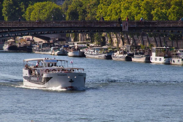 Paris boat Stock Photos, Royalty Free Paris boat Images | Depositphotos