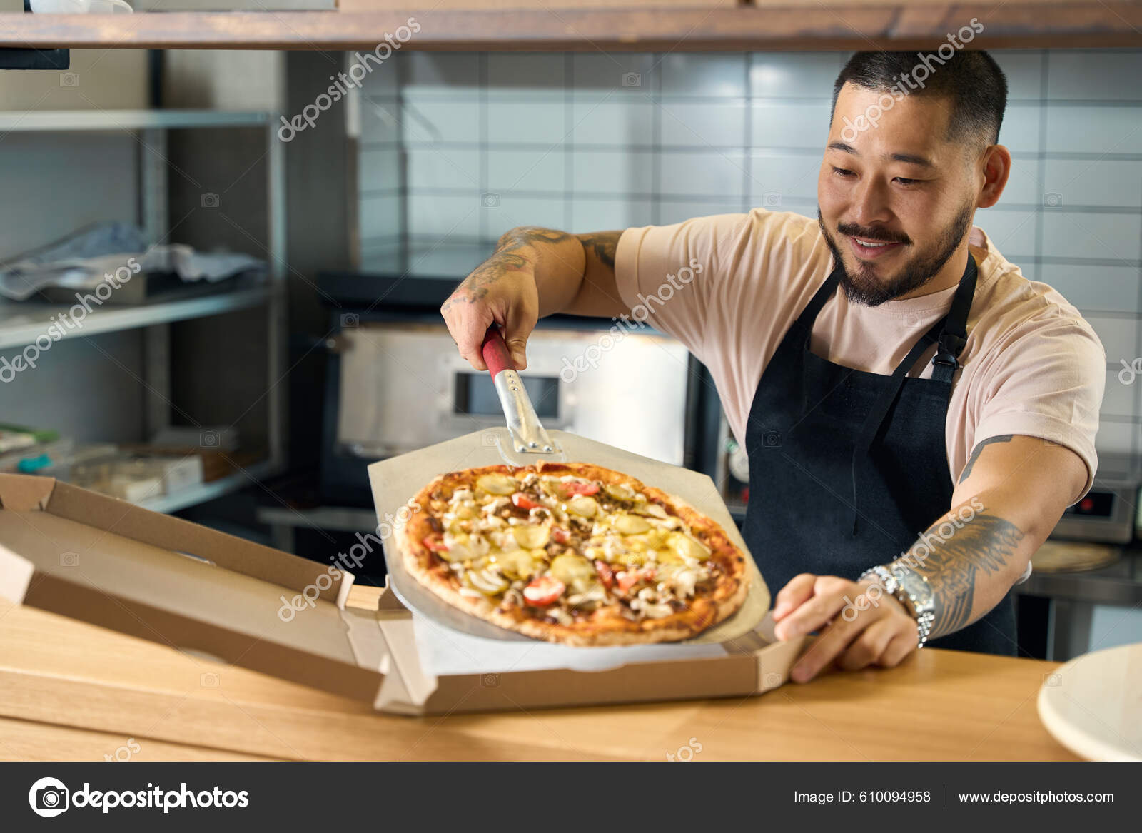 Italian Chef Proudly Packing Fresh Pizza Delivery Box Smiling — Stock ...