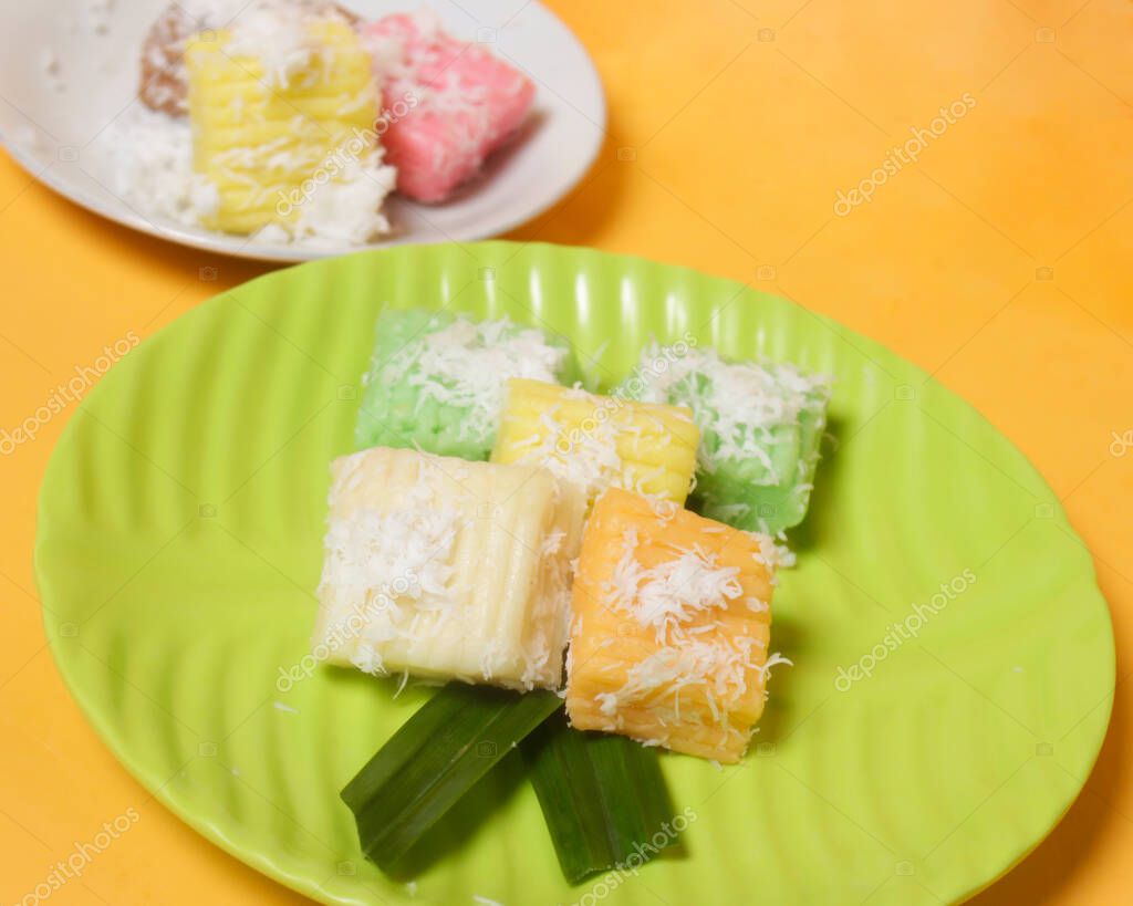 Dulce pastel de getuk lindri espolvoreado con coco rallado como un ...