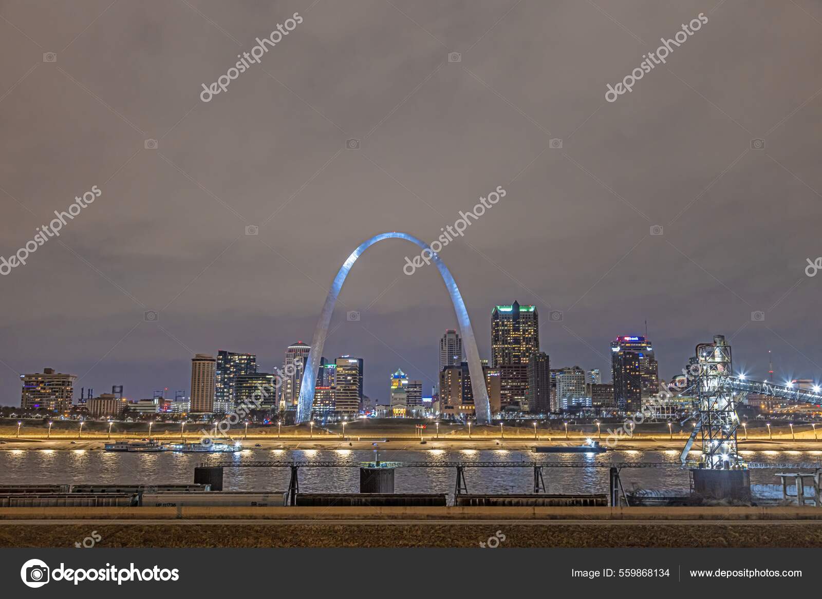 Panoramic picture over the skyline of St. Louis and Mississippi river ...