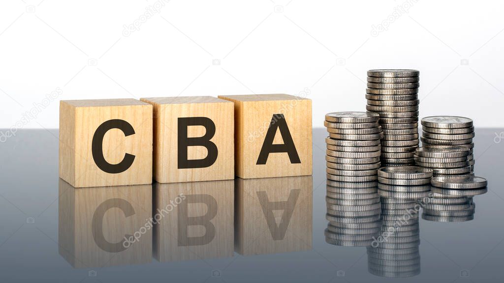 CBA. cubos de madera. bloques se encuentran sobre un fondo negro. pilas ...