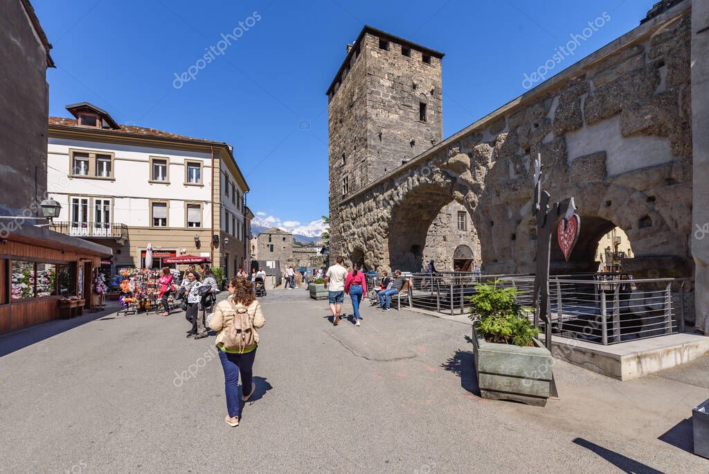 Aosta, Italia. Vista de los restos de la antigua puerta pretoriana con ...