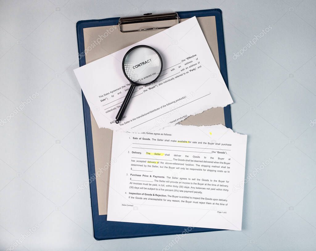 Contrato roto a través de lupa. Concepto de acuerdo terminado - Minsk ...