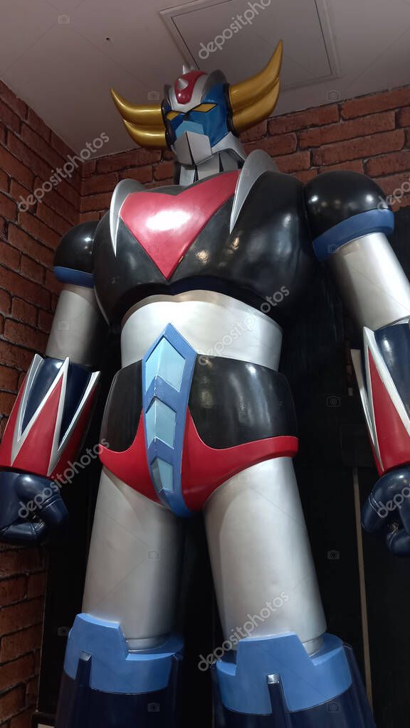 Burdeos, Aquitania Francia - 12 20 2021: Robot Grendizer Estatua vintage gigante de ciencia ...