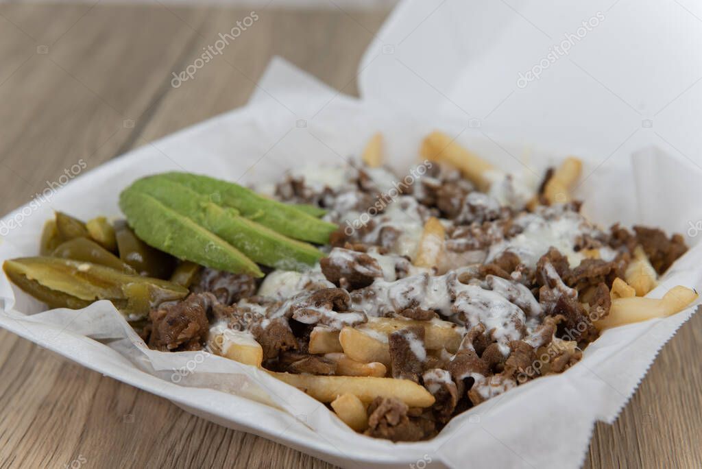 Sacar orden de carne asada papas fritas cubiertas de queso derretido y ...