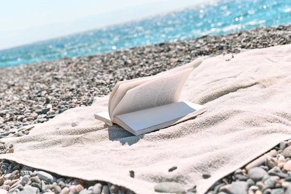 Beach read Stock Photos, Royalty Free Beach read Images | Depositphotos