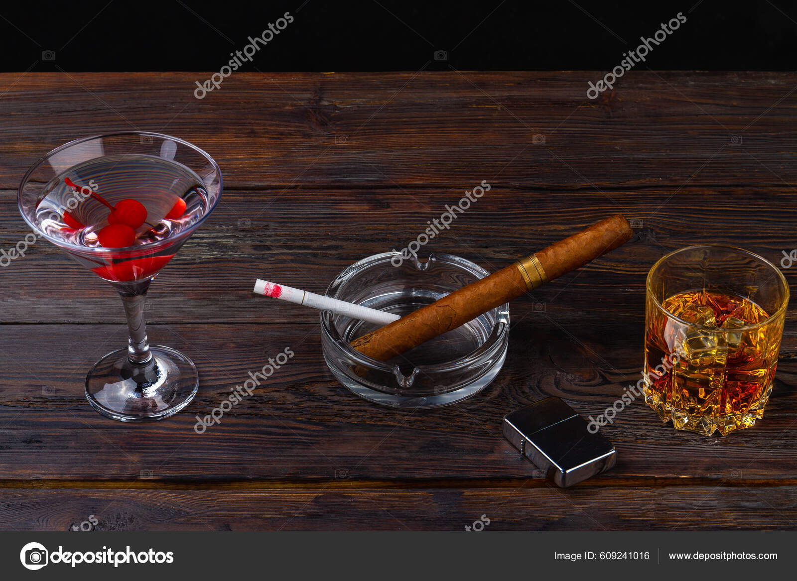 Minuman Keras Dan Rokok Meja Coklat Cerutu Dan Rokok Asbak — Stok Foto ...