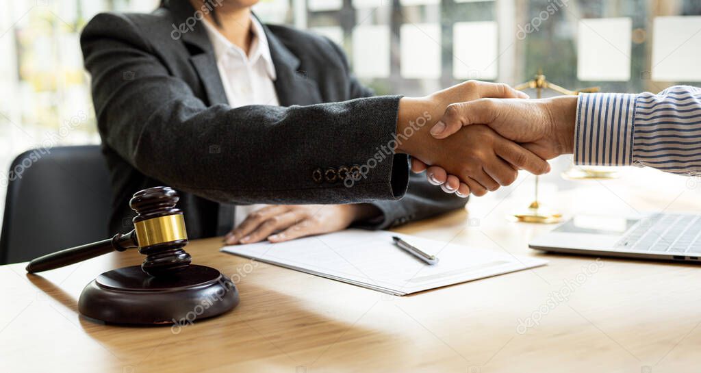Abogado y cliente se dan la mano, después de ganar una demanda donde un ...