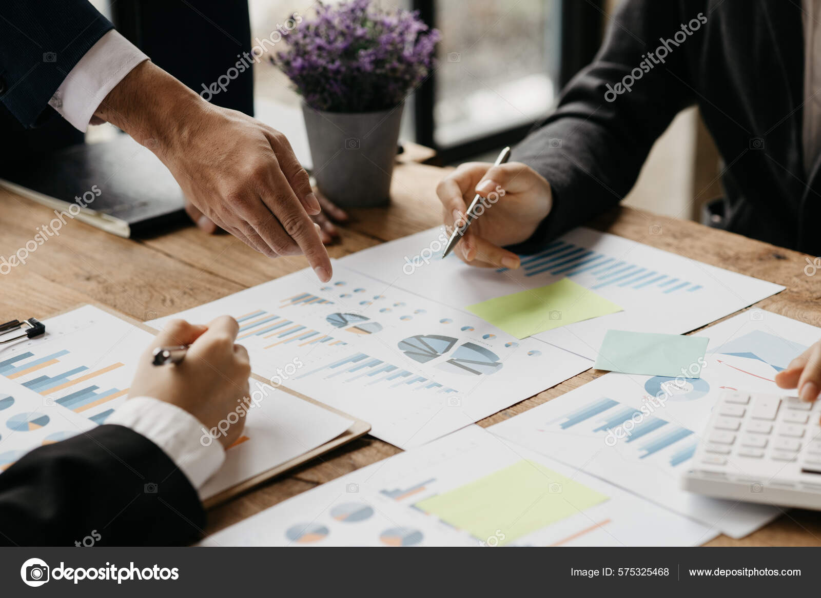 Grupo Personas Señalando Documentos Sobre Una Mesa Una Sala ...