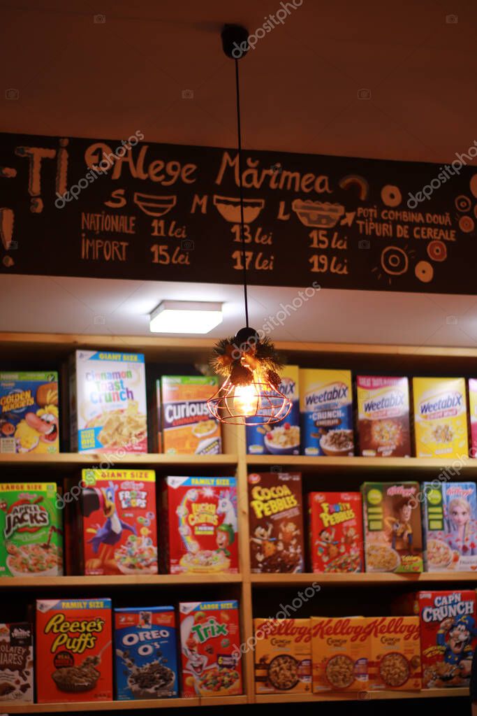 Tipos de cereales que se exhiben en una cafetería, una tienda de leche ...