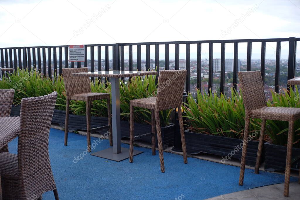 Yogyakarta, Indonesia, 5 de octubre de 2021. Sillas y mesas para pasar ...