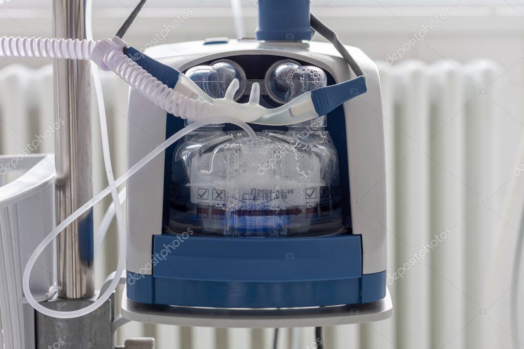 Dispositivo de oxígeno de alto flujo en UCI en el hospital. La ...