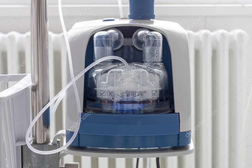 Dispositivo de oxígeno de alto flujo en UCI en el hospital. La ...