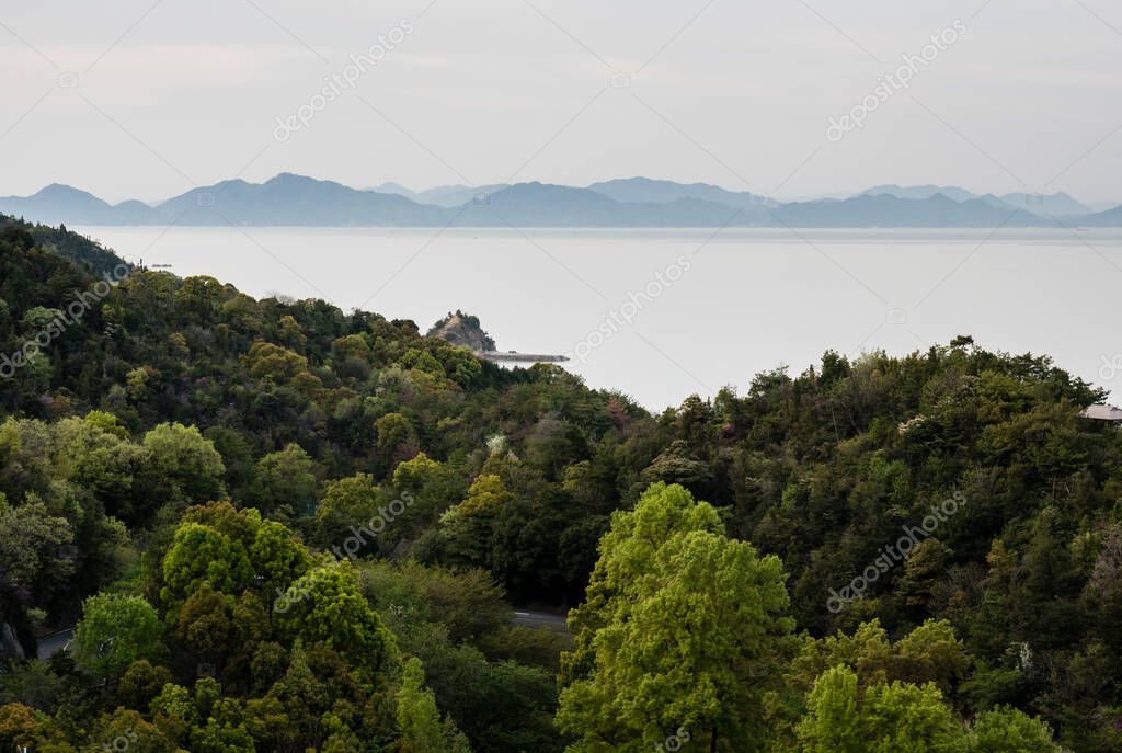 Vista del mar interior de Seto y las islas desde Kyukamura Setouchi ...