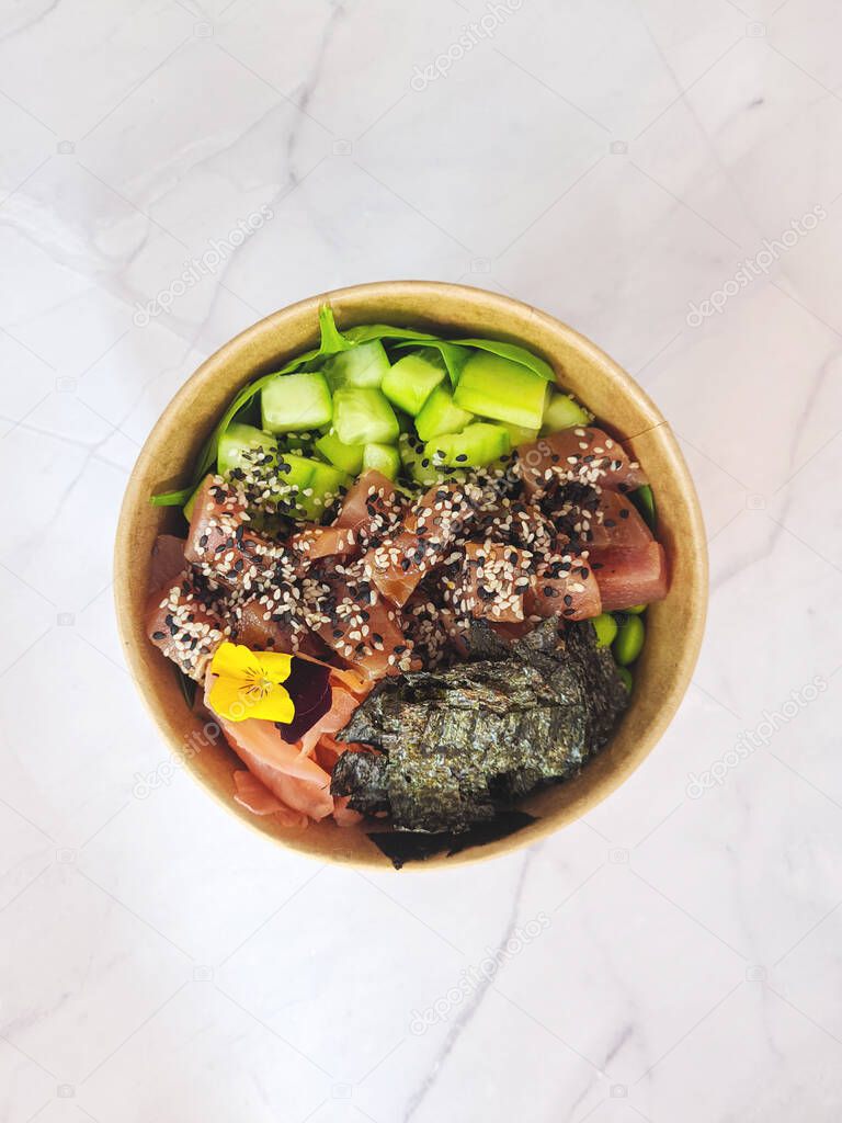 Vista superior de la caja wok, taz n de arroz sobre fondo negro. Arroz ...