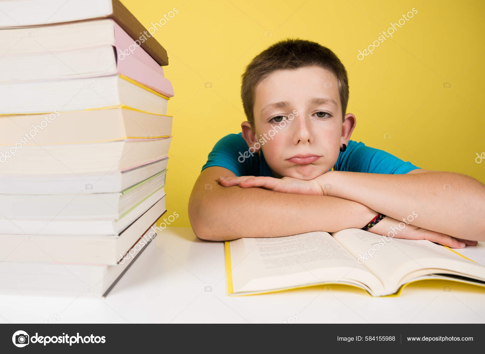 Escolar Triste Aburrido Mirando Cámara Aislada Sobre Fondo Amarillo ...