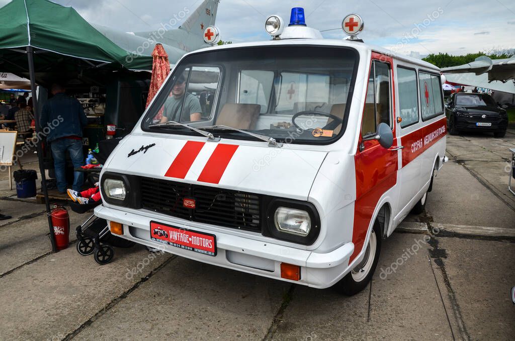 KYIV, UCRANIA 29 DE MAYO DE 2021: Minibús RAF-2203 "Letonia", producido ...