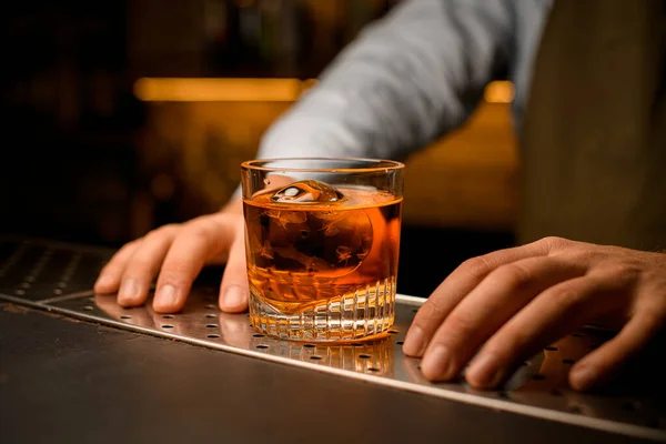 Hermosa copa de cóctel con bebida fría y cubitos de hielo en el ...