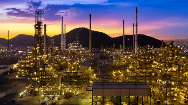Vista aérea de la refinería de petróleo en el crepúsculo . — Foto de ...