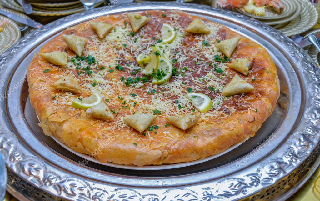 Bastila o 'Pastilla' es un plato marroqu tard o. Pollo Bastila es un pastel lleno de pollo ...