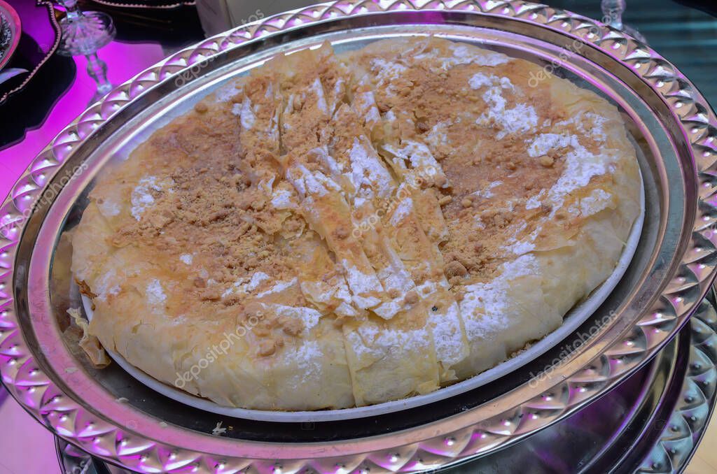 Bastila o 'Pastilla' es un plato marroqu tard o. Pollo Bastila es un pastel lleno de pollo ...