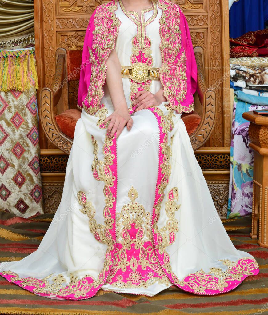 El caftán marroquí es un traje tradicional de las mujeres marroquíes ...