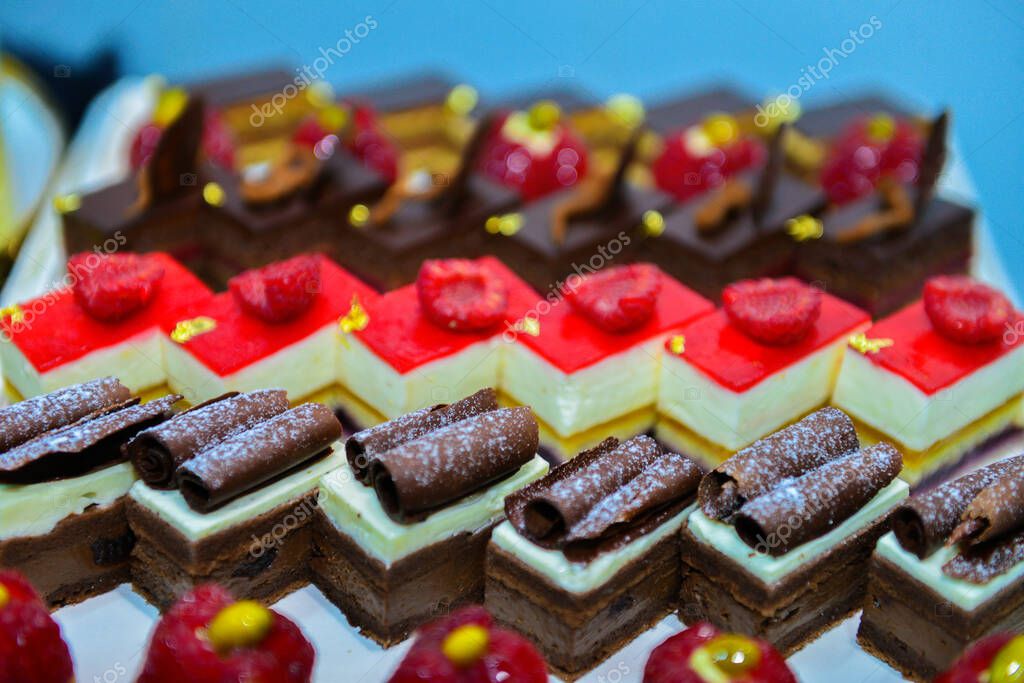 Pasteles franceses. Pasteles de chocolate macaron y otros en exhibici n una confiter a 2024