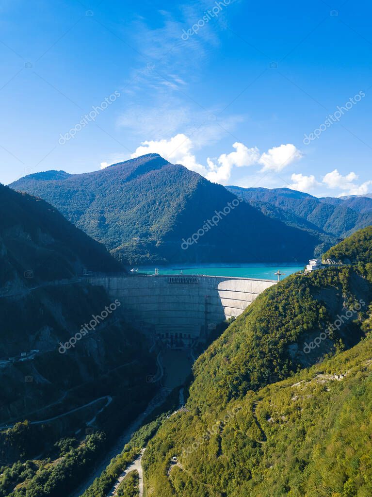Vista del dron de la central hidroeléctrica Ingur en un día soleado ...