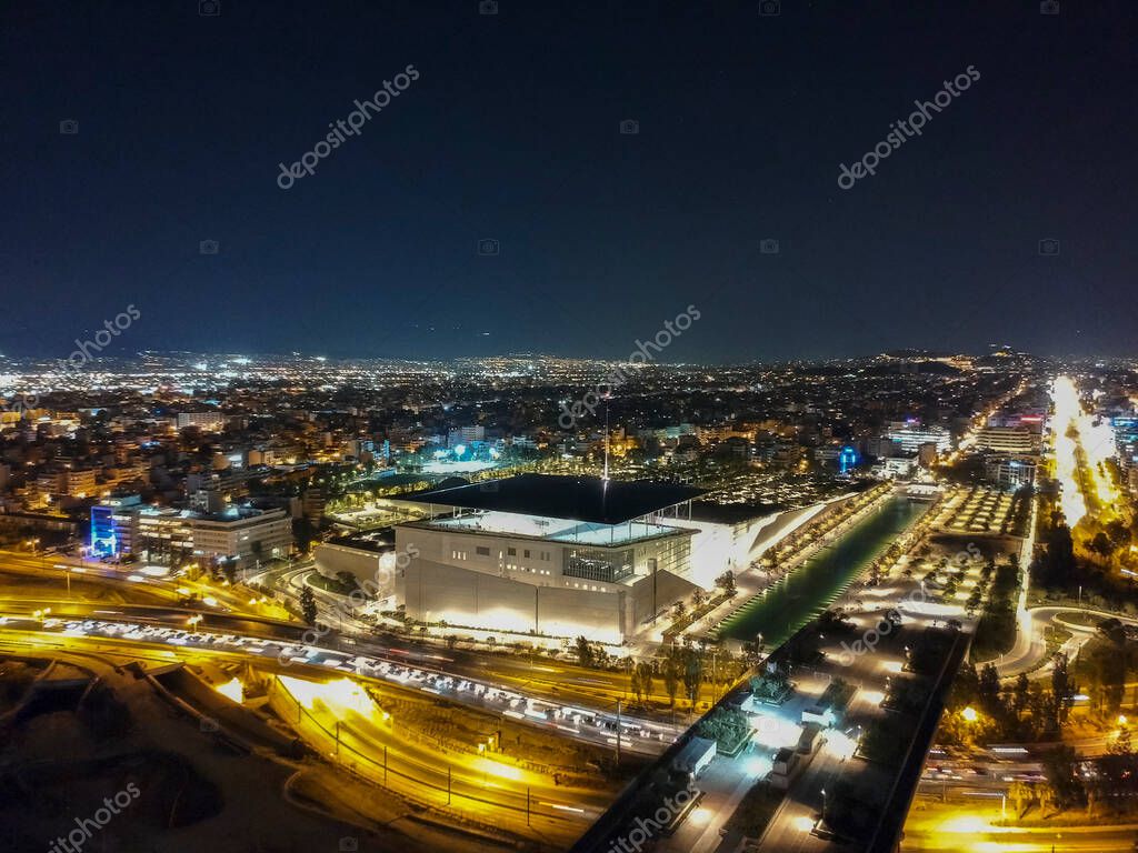 Vista aérea del sur de Atenas por la noche. Centrado en la Fundación de ...