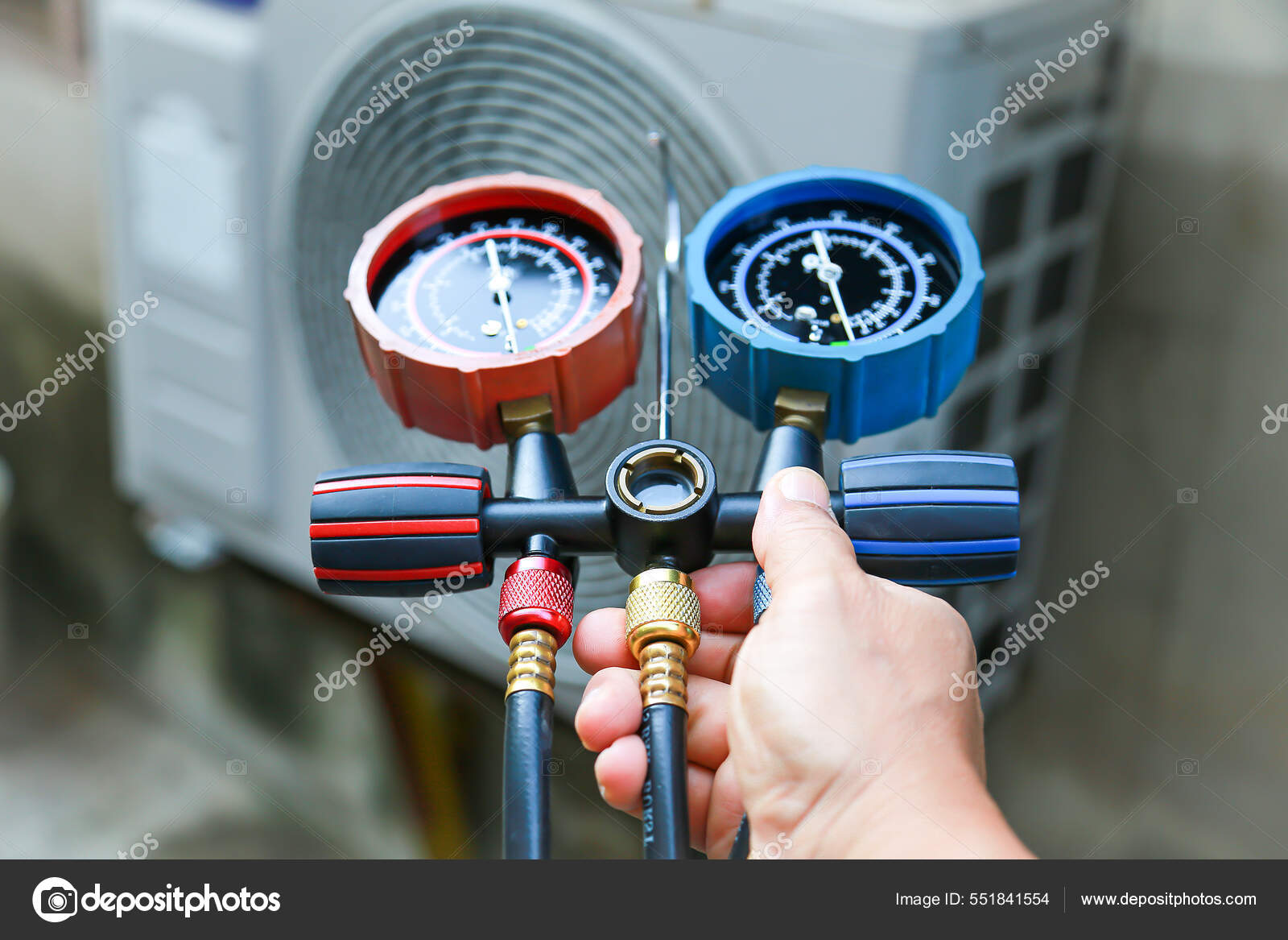 Air Conditioner Technician Checking Air Conditioner Operation — Stock ...