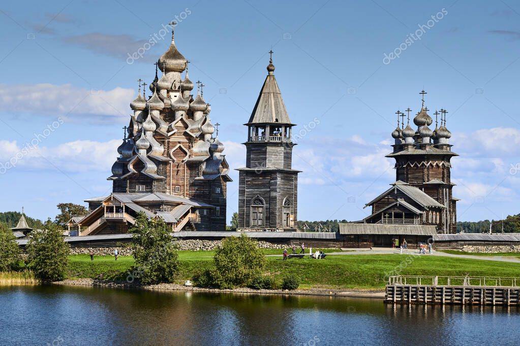 Rusia. Isla Kizhi en el Lago Onega. Domos de madera del conjunto arquitectónico Kizhi Pogost 2023