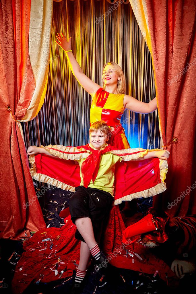 Familia durante una sesión de fotos de circo teatral estilizado en un ...