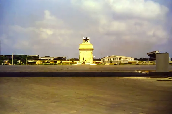 Black Star Gate fue construido en 1961 en la Plaza de la Independencia ...