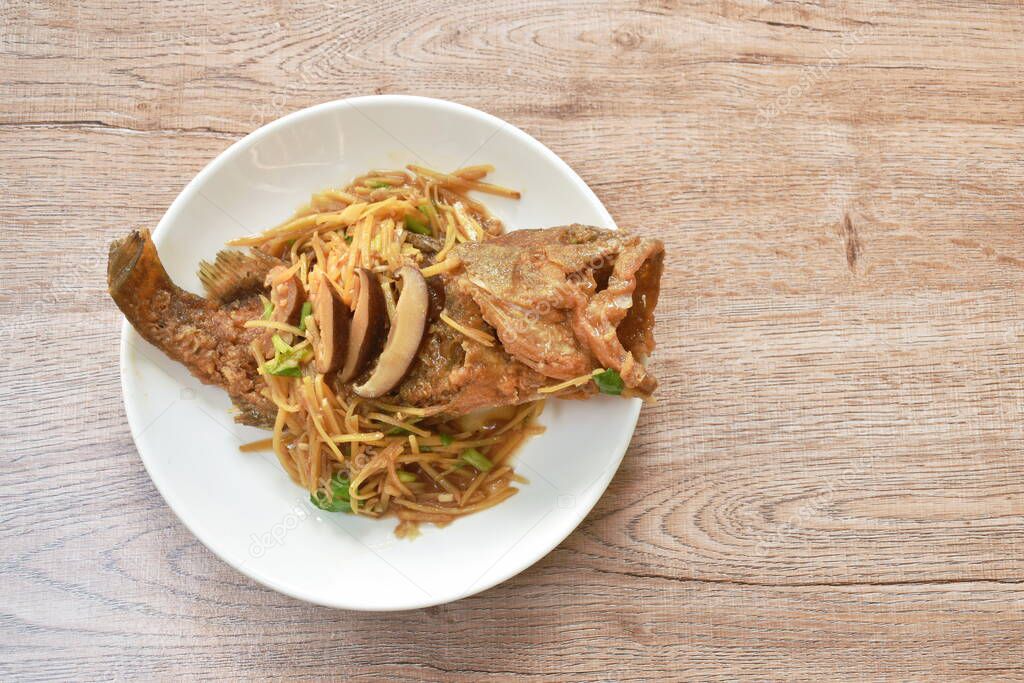 rebozado frito mero rojo pescado aderezo jengibre con seta en salsa de ...