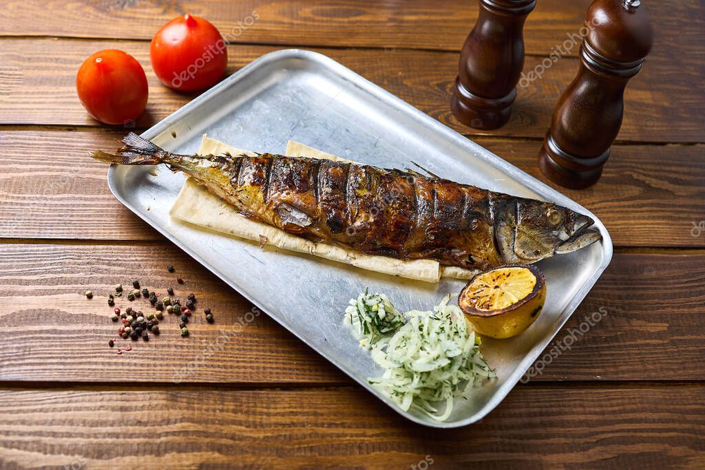 El pez frito con el limón en la bandeja se acercan 2022