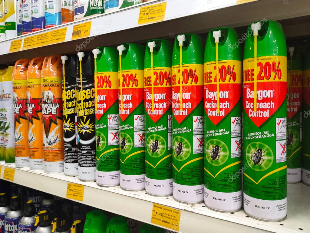 PENANG, MALASIA - 5 DE MARZO DE 2021: Selectivo enfocado en latas de ...