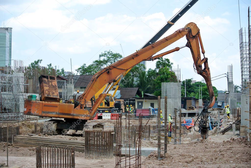 SELANGOR, MALASIA 25 DE MARZO DE 2015: Hoja de pila de máquinas impulsadas por cofferdam en el ...