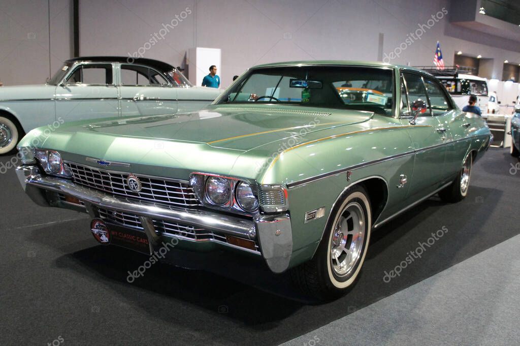 Un coche Chevrolet clásico del modelo Impala fue hecho en 1968. Expuesto para su visualización ...