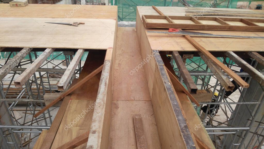 KUALA LUMPUR, MALASIA - 7 DE JULIO DE 2021: Encofrado de vigas y columnas instalado en una obra ...