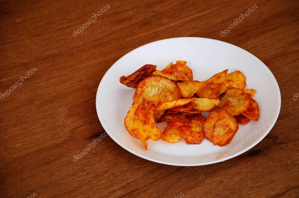 Rodajas de yuca secas y fritas mezcladas con salsa de chile picante ...