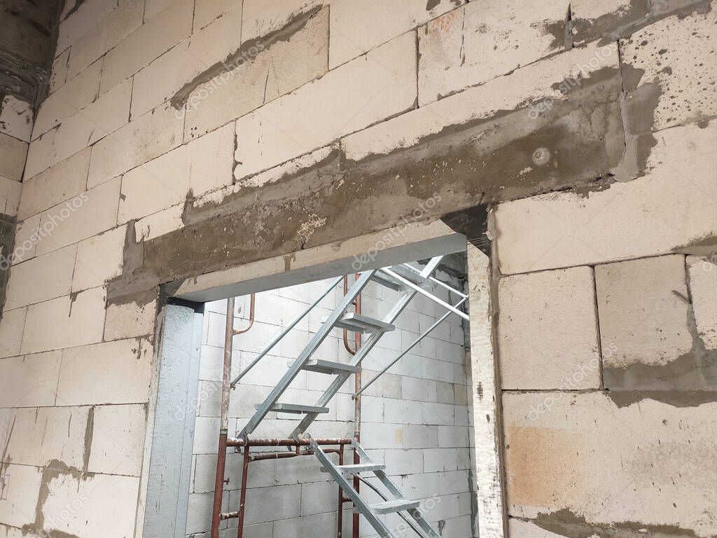 SELANGOR, MALASIA - 8 DE MAYO DE 2021: Se instalan dinteles prefabricados de hormigón en las ...