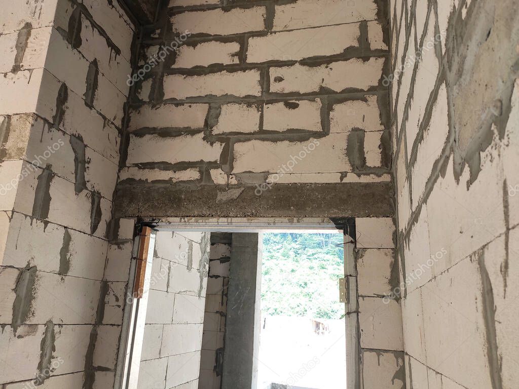 SELANGOR, MALASIA - 8 DE MAYO DE 2021: Se instalan dinteles ...